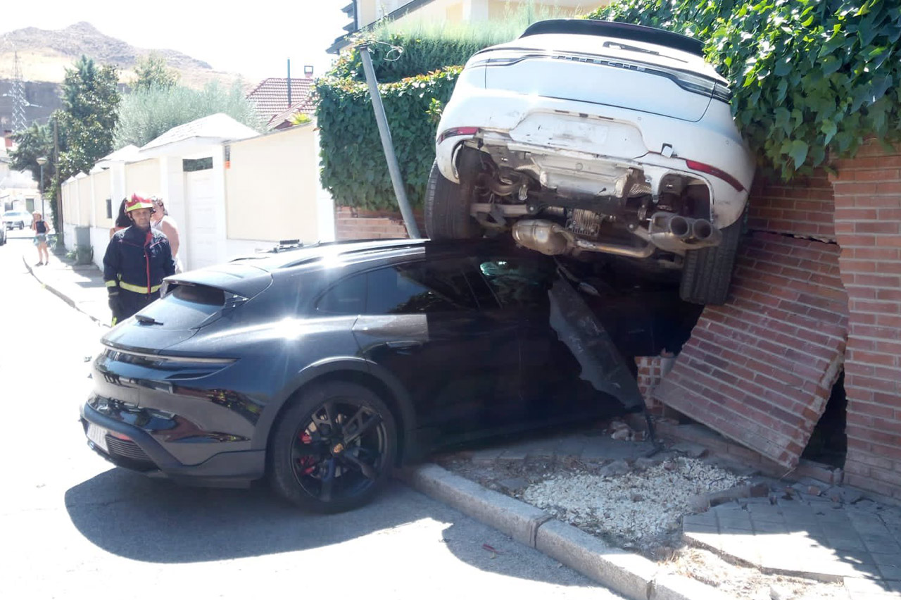 Un Porsche y Macan, ambos atraviesan el muro de una casa - La Nota Roja